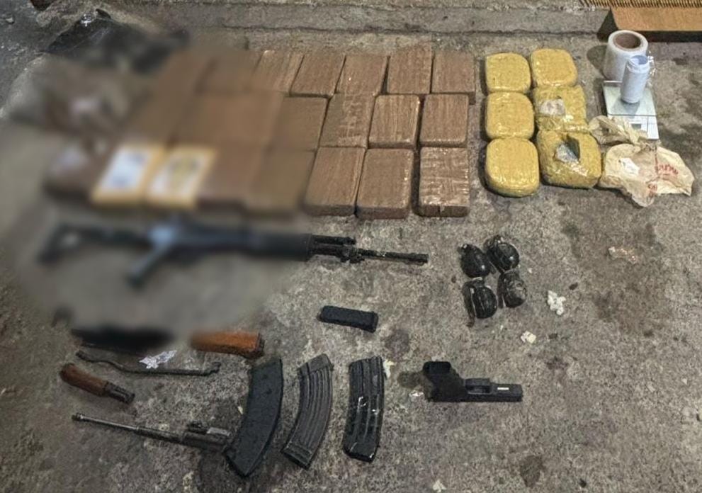 Inteligencia policial detecta y desmantela centro de acopio de droga y armamento – RADIO COLOSAL