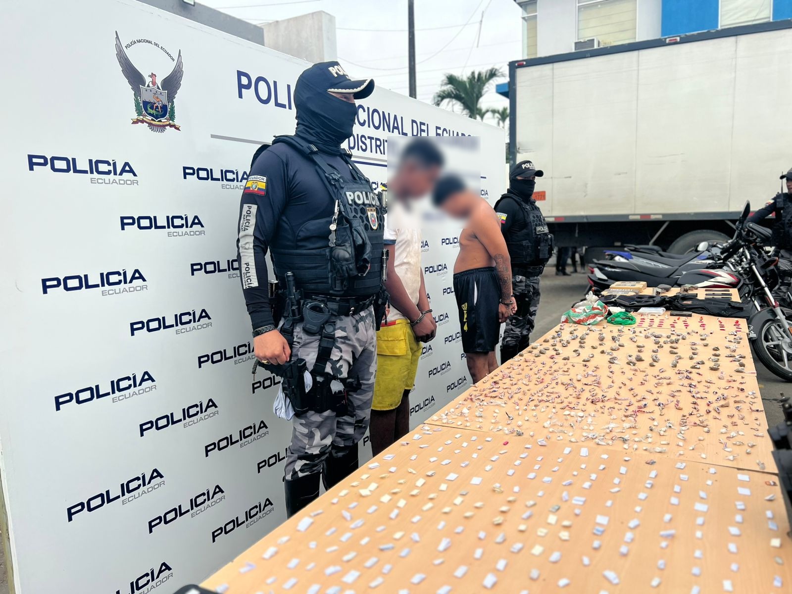Armas de fuego y cientos de dosis de droga incautadas deja Operativo Tormenta 43 en Durán ...